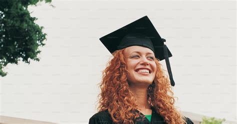 졸업 모자와 가운을 입은 여자 사진 Unsplash의 대학생 이미지