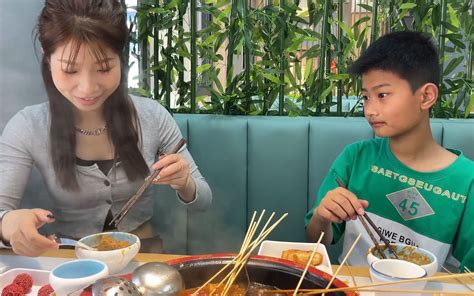 一行三人进县城玩，妹妹请客吃串串火锅，菜品丰富随便选，吃撑了 荣荣在农村 荣荣在农村 哔哩哔哩视频