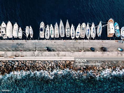 이탈리아에서 보트와 요트와 마리나의 공중 보기 화이트 요트 평면도와 푸른 바다 풍경 마리나에 대한 스톡 사진 및 기타 이미지 마리나 지중해 공중 뷰 Istock