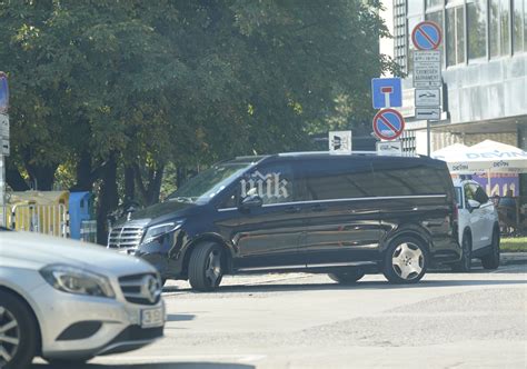 САМО В ПИК Цял керван обслужващ персонал тича след бременната Антония Петрова ПАПАРАШКИ СНИМКИ