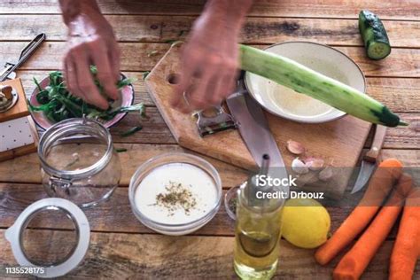요구르트에 담가 서 항아리를 준비 하 고 오이를 벗 겨 내는 채소 건강한 생활방식에 대한 스톡 사진 및 기타 이미지 건강한 생활방식 건강한 식생활 껍질 Istock
