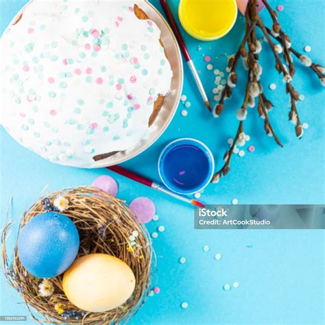 푸른 배경에 부활절 달걀 다채로운 배경 행복한 부활절 개념 포스터 배경 휴일 카드로 사용할 수 있습니다 평평한 평지 상단 보기 복사 공간 스튜디오 사진 개념에 대한 스톡