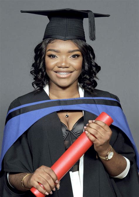 각모 검은 색 프레임 고령자 미디엄 풀샷 미소 짓는 선생 술 스튜디오 촬영 안경 잡고 있는 졸업 졸업 가운 졸업 모자 졸업 사진 카우보이 샷 표정