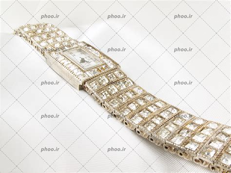 عکس با کیفیت ساعت مچی زنانه تزئین شده با نگین در پس زمینه سفید عکس با