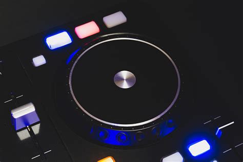손잡이와 슬라이더와 Dj 사운드 믹서 컨트롤러 조명 컨트롤이 있는 어두운 색의 턴테이블이 있는 오디오 믹싱 데크 Dj에 대한 스톡 사진 및 기타 이미지 Istock