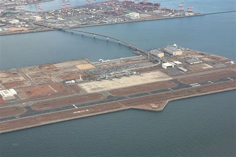 神戸空港、滑走路閉鎖 ヒラタ学園の訓練機が胴体着陸
