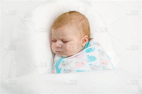 可爱的 小的 新生儿 女婴 裹毯 平和 纯净 纺织品 舒服 肖像
