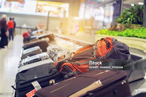 비행기로 여행 한 후 스캐너를 확인하는 지점에서 수하물을 기다리는 여행자 공항 카운터 배경의 컨베이어 벨트에 수하물 X선 기계 밴드 비즈니스 여행 개념 가방에 대한 스톡