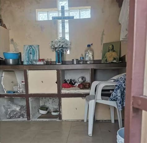 Mujer Visita Cripta Familiar Y Encuentra A Pareja De Indigentes