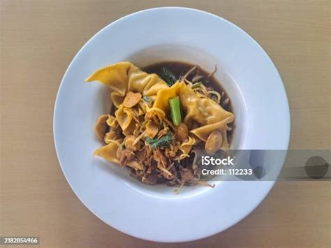 팡싯 아얌은 동양 향신료를 곁들인 계란 미트볼 야채로 요리한 닭고기로 속을 채운 만두입니다 음식 메뉴 평면도 0명에 대한 스톡
