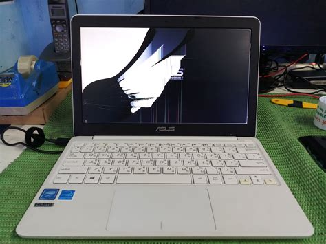 Hardwarehot 💻 โน๊ตบุ๊ค Asus E200h อาการ จอแตก Facebook