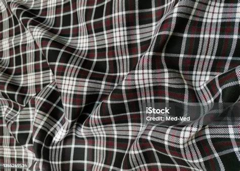 회색 타탄 모직 학교 유니폼 직물 소재 스코틀랜드 클래식 매끄러운 플란넬 천 크리스마스 배경 또는 벽지에 대한 전통적인 웨이브 패턴 블랙 그린 레드 화이트 체크 어 0명에