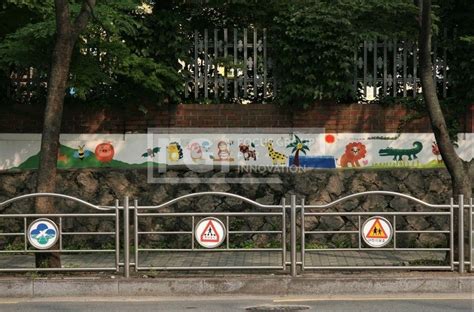 초등학교 등굣길 어린이 보호구역 Yanggiri 사진 초등 학교 등교 등굣길 어린이 보호 구역 난간 교통