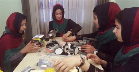 한컷의울림 로봇기술자 향해 아프간 소녀들의 꿈
