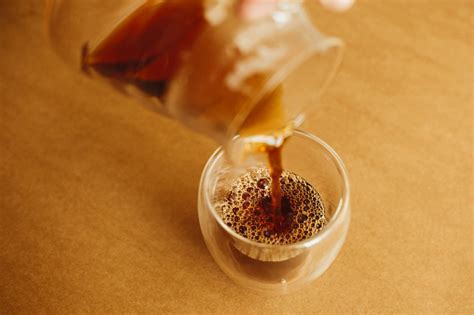 갈색 배경에 컵에 유리 주전자에서 신선한 향기로운 커피를 붓는 대체 커피 양조 V60 바리스타 메이킹 필터 커피 갈색에 대한 스톡 사진 및 기타 이미지 Istock