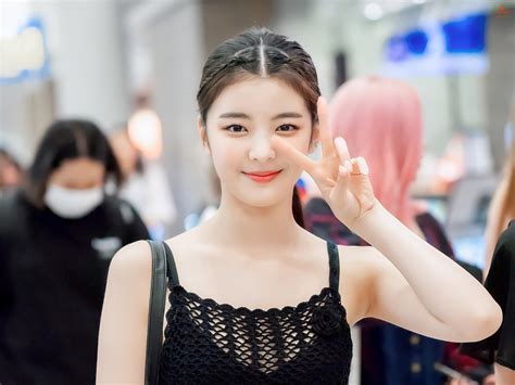 Itzy Lia Scrolller