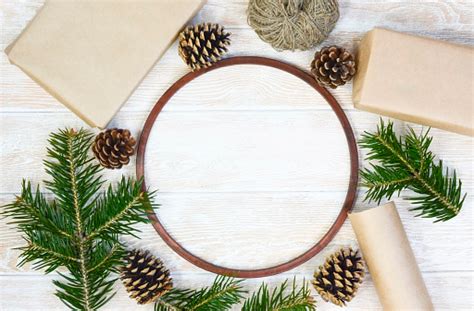 크래프트 페이퍼 래핑에 친환경 메리 크리스마스 선물 제로 폐기물 재사용 개념 자연 장식 및 수공예 만들기를위한 지속 가능한 라이프 스타일 Diy 0명에 대한 스톡 사진 및