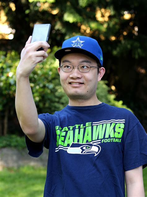 무료 이미지 스마트 폰 남자 사람들 카메라 사진 남성 사회적인 초상화 어린 학생 푸른 티셔츠 라이프