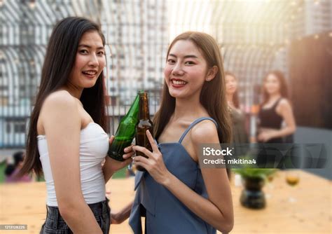 젊은 아시아 여성 친구의 그룹은 나이트 클럽에서 손에 맥주 병과 댄스 파티를 축하하는 행복의 순간을 가지고있다 나이트클럽에 대한 스톡 사진 및 기타 이미지 Istock