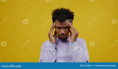 Un Joven Mulata Frota Sus Templos Con Una Mirada Seria Huyendo De Un Dolor De Cabeza Almacen De