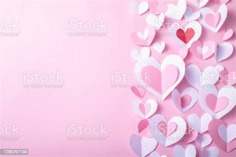 발렌타인 데이 축제 배경에 분홍색과 흰색 종이 하트가 발렌타인 데이를 위한 분홍색 배경 플랫레이 맨 위 보기입니다 복사 공간을