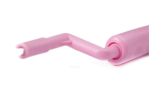 흰색 배경에 격리 된 병을 청소하기위한 분홍색 브러시 공간을 복사합니다 가사 집안일에 대한 스톡 사진 및 기타 이미지 가사 집안일 가정 생활 가정 주방 Istock