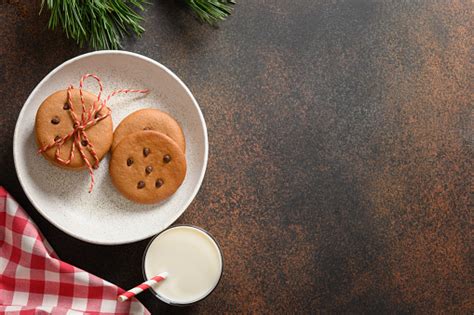 산타와 장식 이브그린 가지를위한 우유와 진저 브레드 쿠키 위에서 볼 수 있습니다 산타 클로스에 대한 스톡 사진 및 기타 이미지