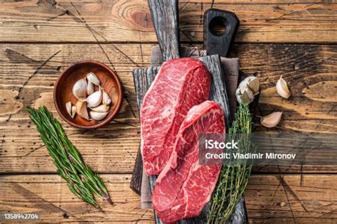허브가 있는 나무 정육점에 생 어깨 톱 블레이드 쇠고기 고기 스테이크 나무 배경 맨 위 보기 날것에 대한 스톡 사진 및 기타 이미지 Istock