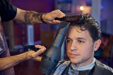 마스터는 이발소에서 남자의 머리와 수염을 잘라 미용사는 젊은 남자를위한 헤어 스타일을 만든다 가위에 대한 스톡 사진 및 기타 이미지 Istock