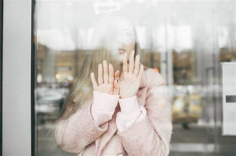 불행 한 금발 여자의 초점에 손은 코트를 입고 분홍색 창 뒤에 봄 시간 거리에 대한 스톡 사진 및 기타 이미지 거리 건물