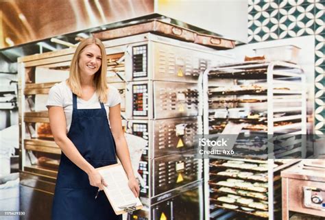 금발 머리 코 카 서 스 여성 젊은 여성 베이커리 케이터링 소매 직종 요리 빵집 레스토랑에서 서 앞치마 유니폼 T 셔츠를 입고 축 소매점의 1인 허리 업 T 셔츠에 대한