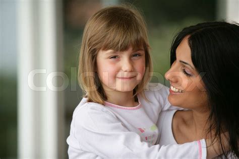 Mor Og Datter Derhjemme Stock Foto Colourbox