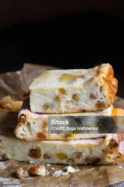 나무 테이블에 베이킹 종이에 건포도와 꿀을 곁들인 코티지 치즈 캐서롤을 클로즈업합니다 러시아 전통 디저트 자페칸카 건강한 생활