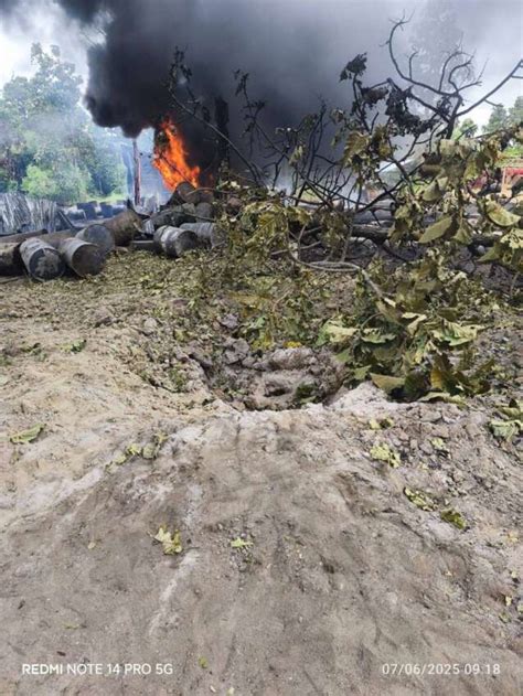 ကျွန်းလှမြို့နယ်၊ ရွာကုန်းကြီးရွာနားရှိ ရေနံချက်ဖိုကို စစ်တပ်က တိုက်လေယာဉ်ဖြင့် ဗုံးကျဲချ၍ ဆီပေပ