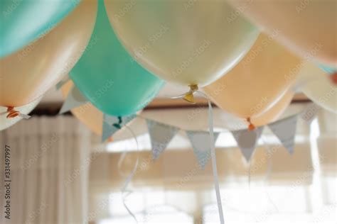 Fotografia Do Stock 벌룬 배경 벽 근처에 화려한 이벤트 풍선으로 장식된 방 헬륨 풍선으로 파티 현수막을 축하한다 생일과 기념일이 있는 축제 템플릿