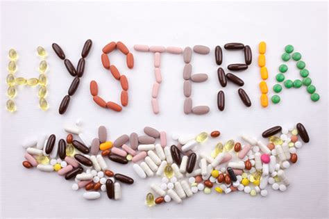 텍스트 캡션 영감 의료 건강 개념 흰색 절연된 배경 복사 공간에 알 약 캡슐 단어 히스 테리 시즌으로 작성 된 쓰기 개념적 손 Delirium에 대한 스톡 사진 및 기타