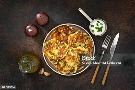 어두운 배경 상단보기에 세라믹 접시에 코티지 치즈와 파를 곁들인 홈메이드 감자 팬케이크 야채로 만든 유럽 요리의 전통 요리 감자 요리에 대한 스톡 사진 및 기타 이미지