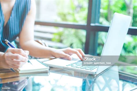 비즈니스 여자 손 펜으로 메모장에 작성 하 고 랩톱 컴퓨터를 사용 하 여 비즈니스에 대한 스톡 사진 및 기타 이미지 비즈니스 조언 개념 Istock