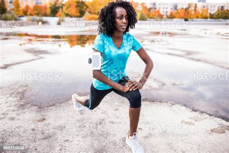 그녀의 실행 전에 스트레칭 하는 아프리카계 미국인 여자 30 39세에 대한 스톡 사진 및 기타 이미지 30 39세 가을 건강한 생활방식 Istock