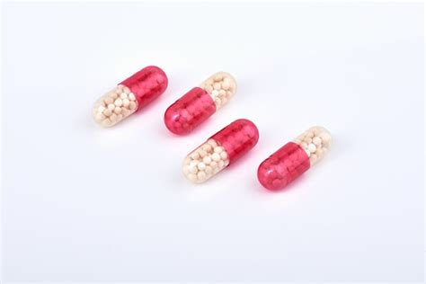 藥丸片藥藥 一堆藍色白色黃色和綠色的片劑膠囊特寫鏡頭藥丸和片劑在白色背景 分類藥物 照片檔及更多 上癮 照片 上癮 乙醯水楊酸 健保和