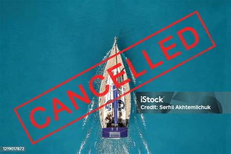 코로나바이러스 전염병으로 인해 여행 휴가가 취소되었습니다 전 세계의 국경 폐쇄 요트에 바다 여행 금지 개념 위에서 볼 수 있습니다 취소 개념에 대한 스톡 사진 및 기타