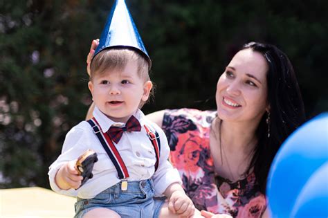 첫 번째 생일 파티 어린 소년과 엄마가 파티 모자 화려한 풍선으로 축하합니다 1에 대한 스톡 사진 및 기타 이미지 1 12 23 개월 2명 Istock