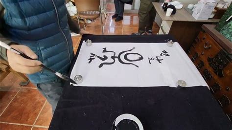 맨날웃자를 선택 망치와 끌로 파내고 새겨서 끝내 멋진 작품으로 승화 시켰네요 배상종샘 작 Youtube