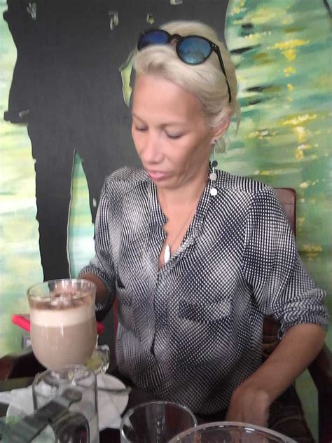 Betina Tomando Café Puzzle Online