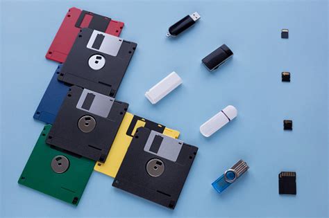 디지털 데이터 저장 장치의 진화 플로피 디스크 플래시 드라이브 및 소형 메모리 카드 0명에 대한 스톡 사진 및 기타 이미지