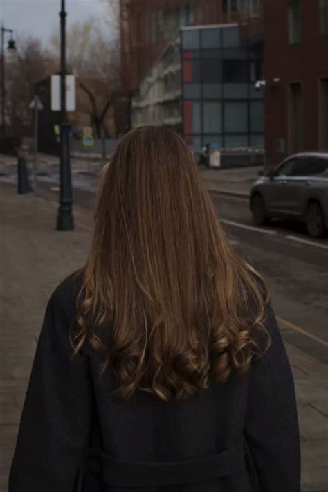 Девушка с длинными волосами Di 2024