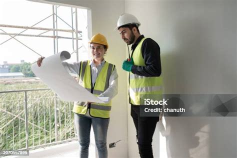 건설 현장의 건물에서 태블릿 컴퓨터와 서류 작업을 하는 중동 엔지니어 남녀 25 29세에 대한 스톡 사진 및 기타 이미지 25 29세 2명 30 34세 Istock