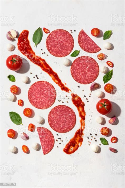 흰 배경에 신선한 재료 야채 향신료와 고기로 만든 전통적인 이탈리아 피자 토핑을위한 플랫 평신도 개념 살라미에 대한 스톡 사진 및 기타 이미지 Istock