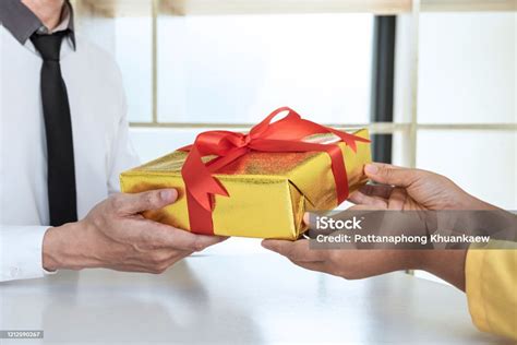 생일 인사말이나 축 하 일 이나 크리스마스와 함께 서로 선물 상자를 주는 커플 선물에 대한 스톡 사진 및 기타 이미지 선물