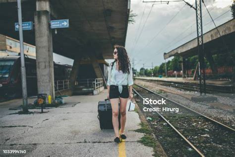배낭과 큰 검은 가방 소녀 관광 플랫폼과 기차에 대 한 대기에 서 관광에 대한 스톡 사진 및 기타 이미지 관광 관광객